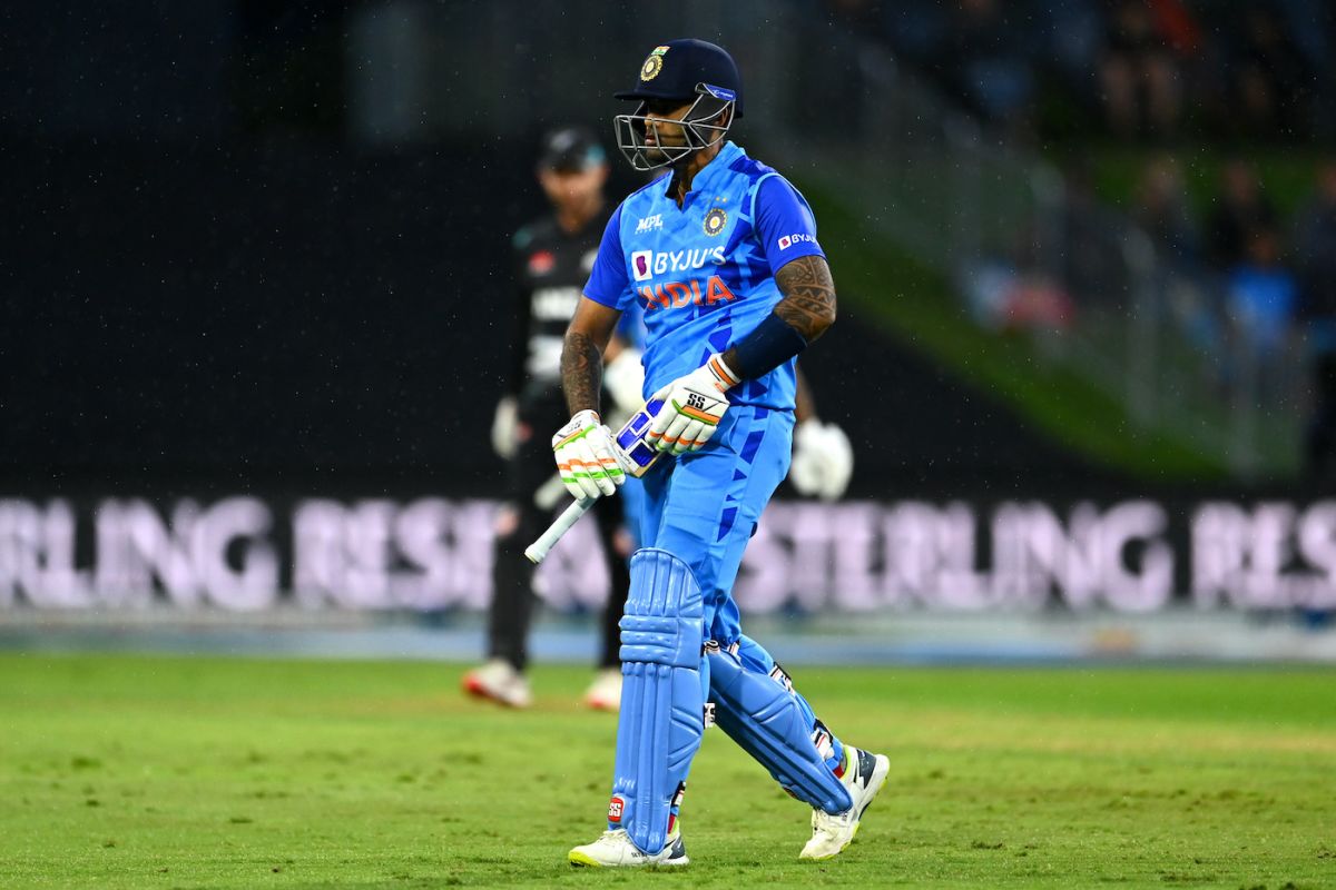 Suryakumar Yadav shields his bat from the rain | ESPNcricinfo.com