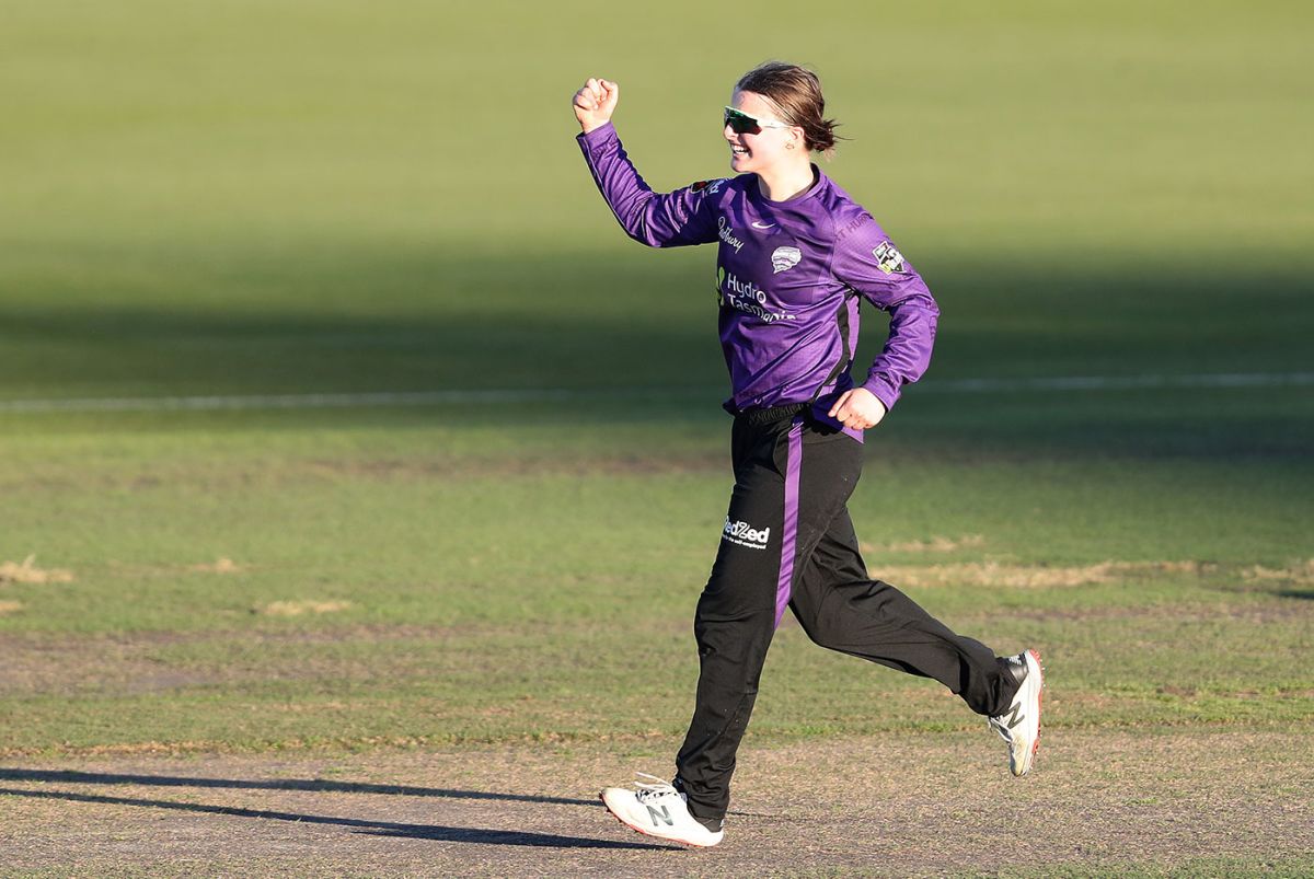 Laura Harris took on the power surge | ESPNcricinfo.com