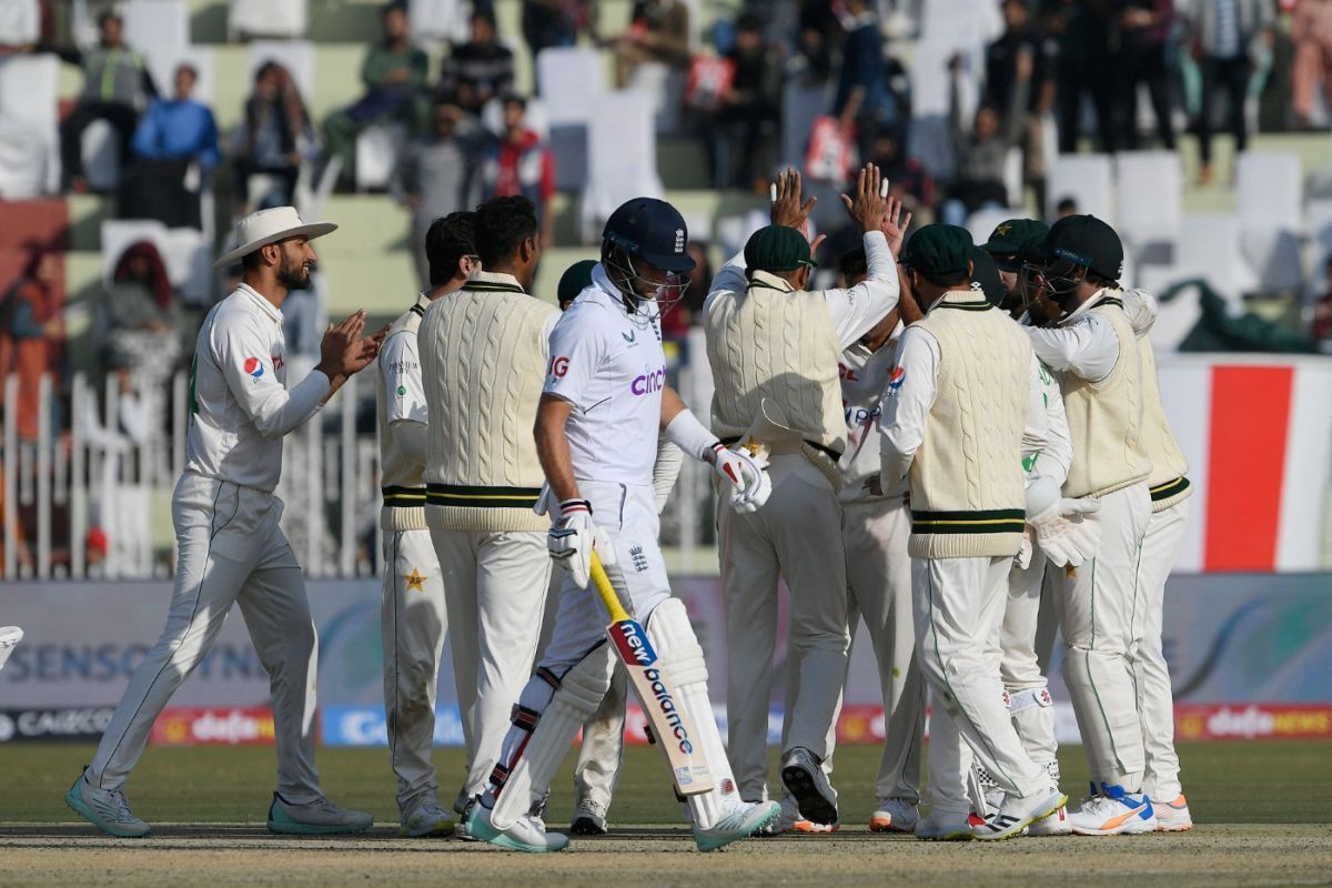 Joe Root fell lbw as Pakistan tried to battle back | ESPNcricinfo.com