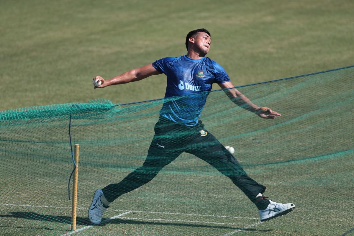 Shahbaz Ahmed gets some batting tips from Rahul Dravid in Chittagong ahead of the 3rd ODI ...