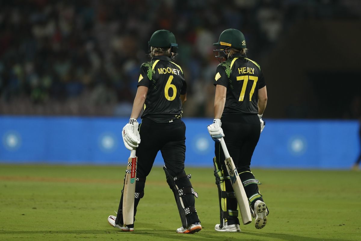 Beth Mooney and Alyssa Healy gave Australia's chase a strong start ...