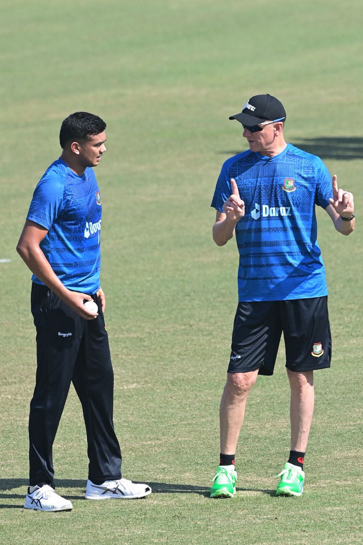 Allan Donald makes a point to Taskin Ahmed | ESPNcricinfo.com