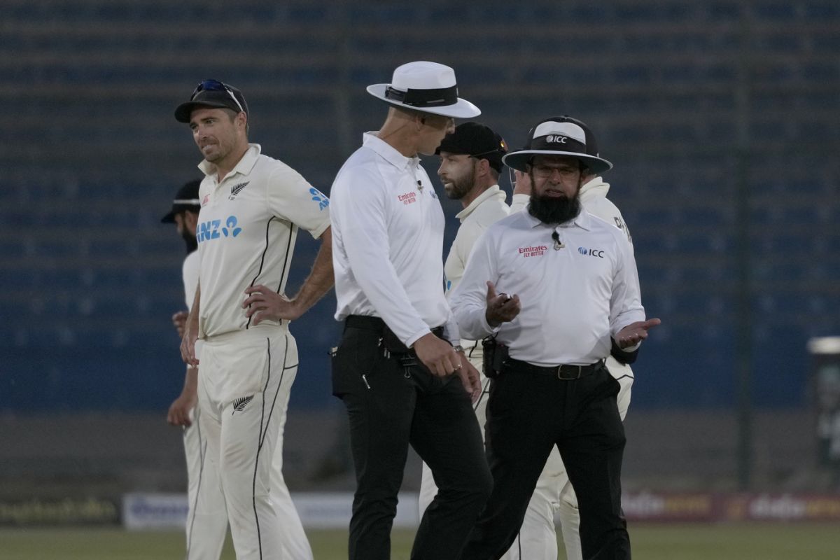 Umpires Alex Wharf and Aleem Dar - and the dying light - had the final ...