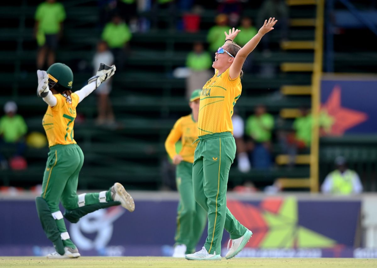 Kayla Reyneke picked up the massive wicket of Emma Walsingham ...