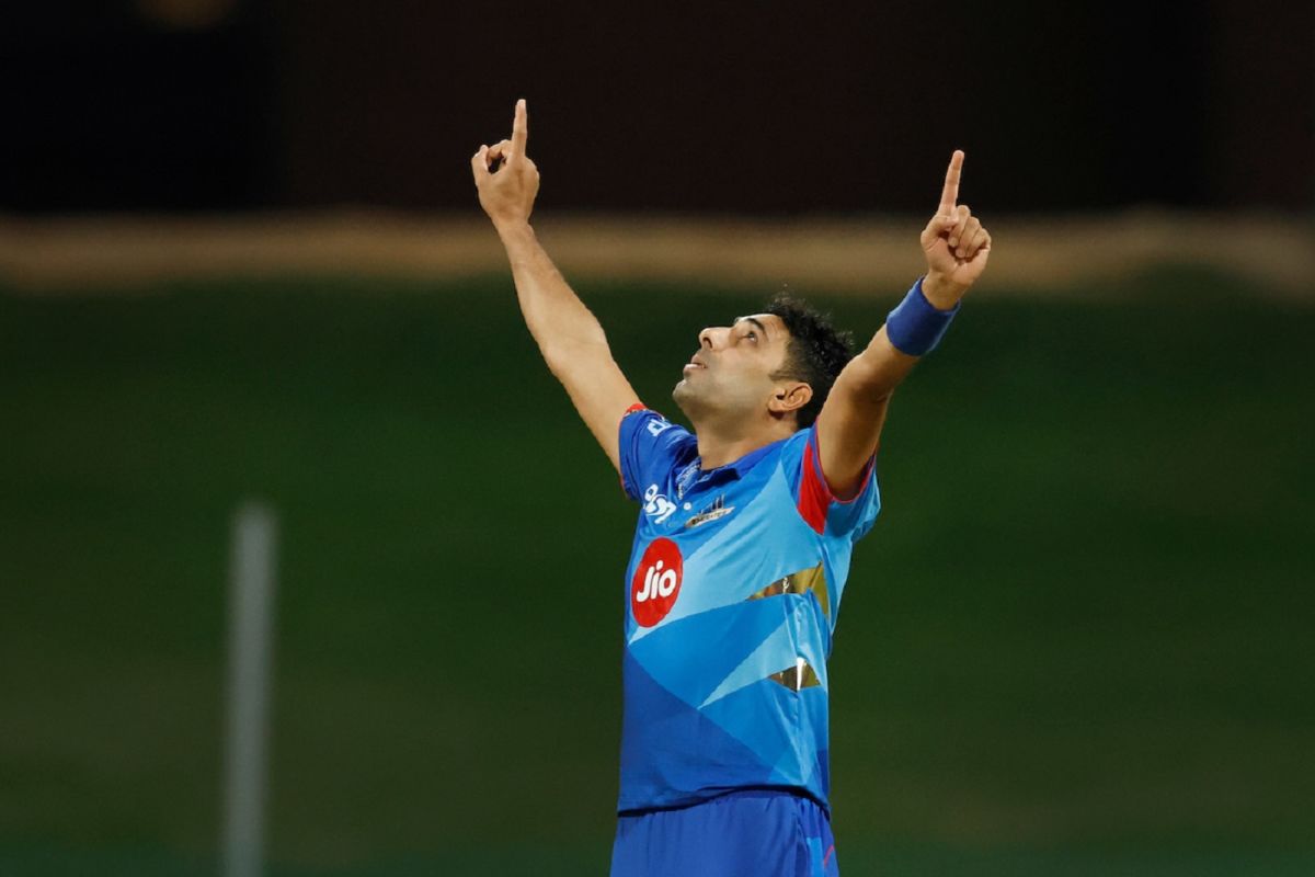 Gerald Coetzee celebrates with teammates after dismissing Jordan ...