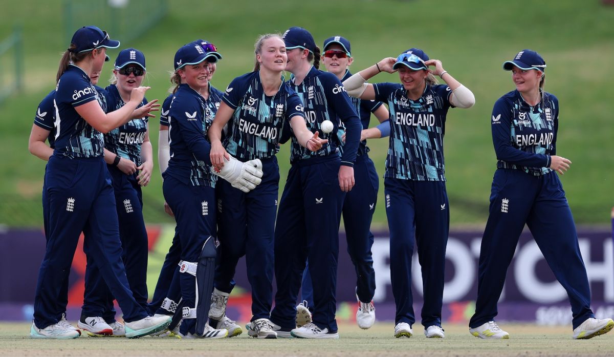 Alexa Stonehouse is hogged by her team-mates after she dismissed Sianna ...