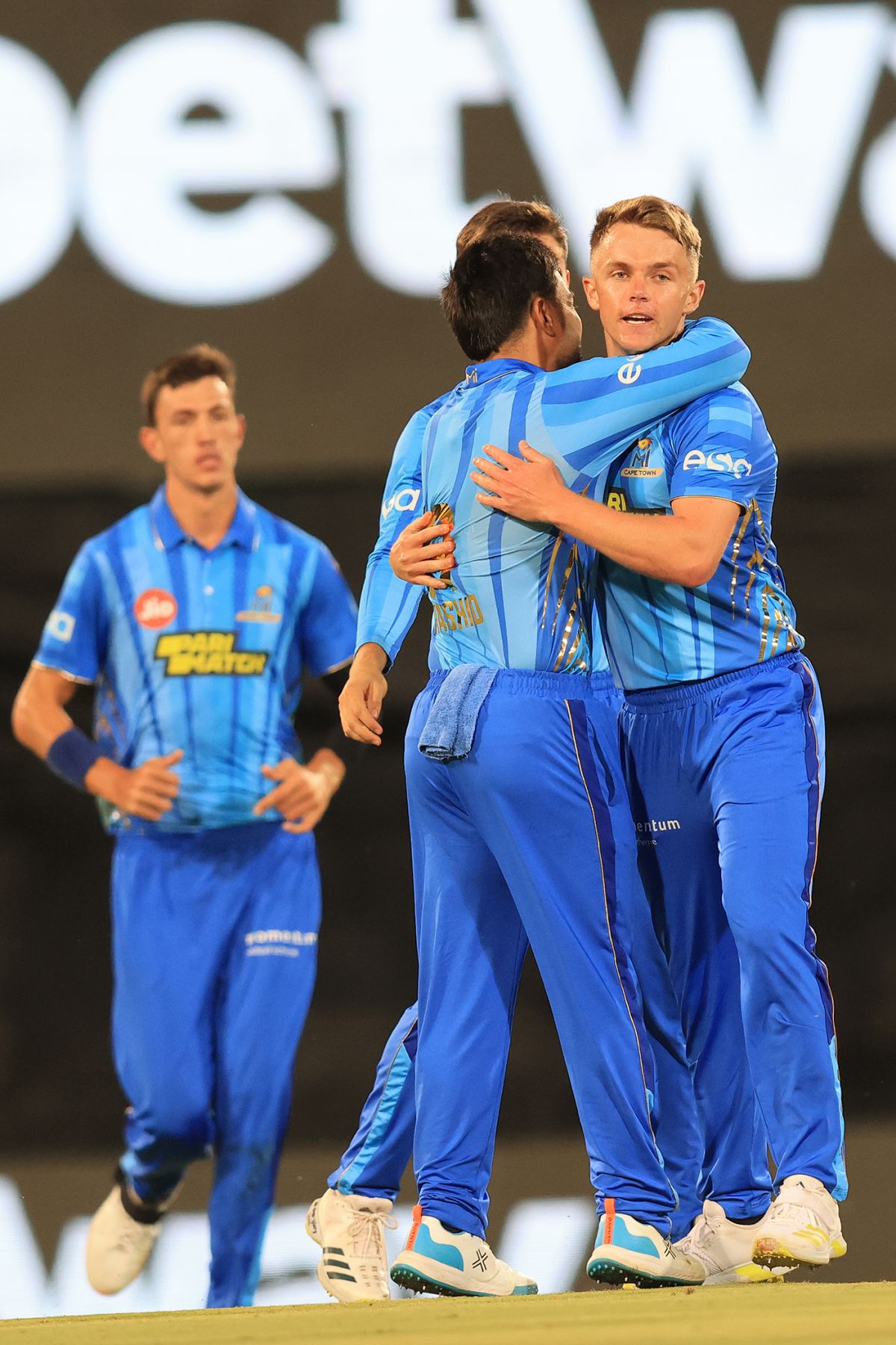 Wayne Parnell and Duan Jansen shake hands after Capitals' last-ball win ...