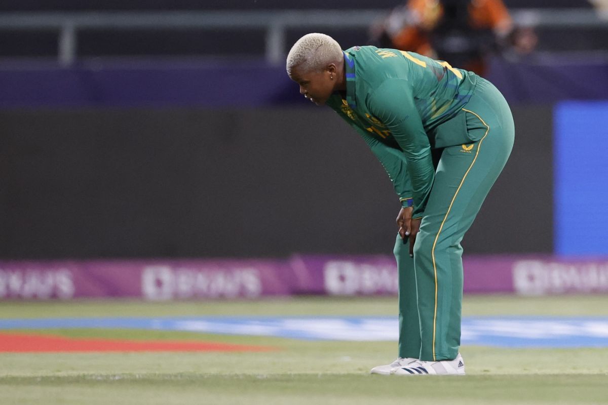 Nonkululeko Mlaba hurt her hand while collecting a throw | ESPNcricinfo.com