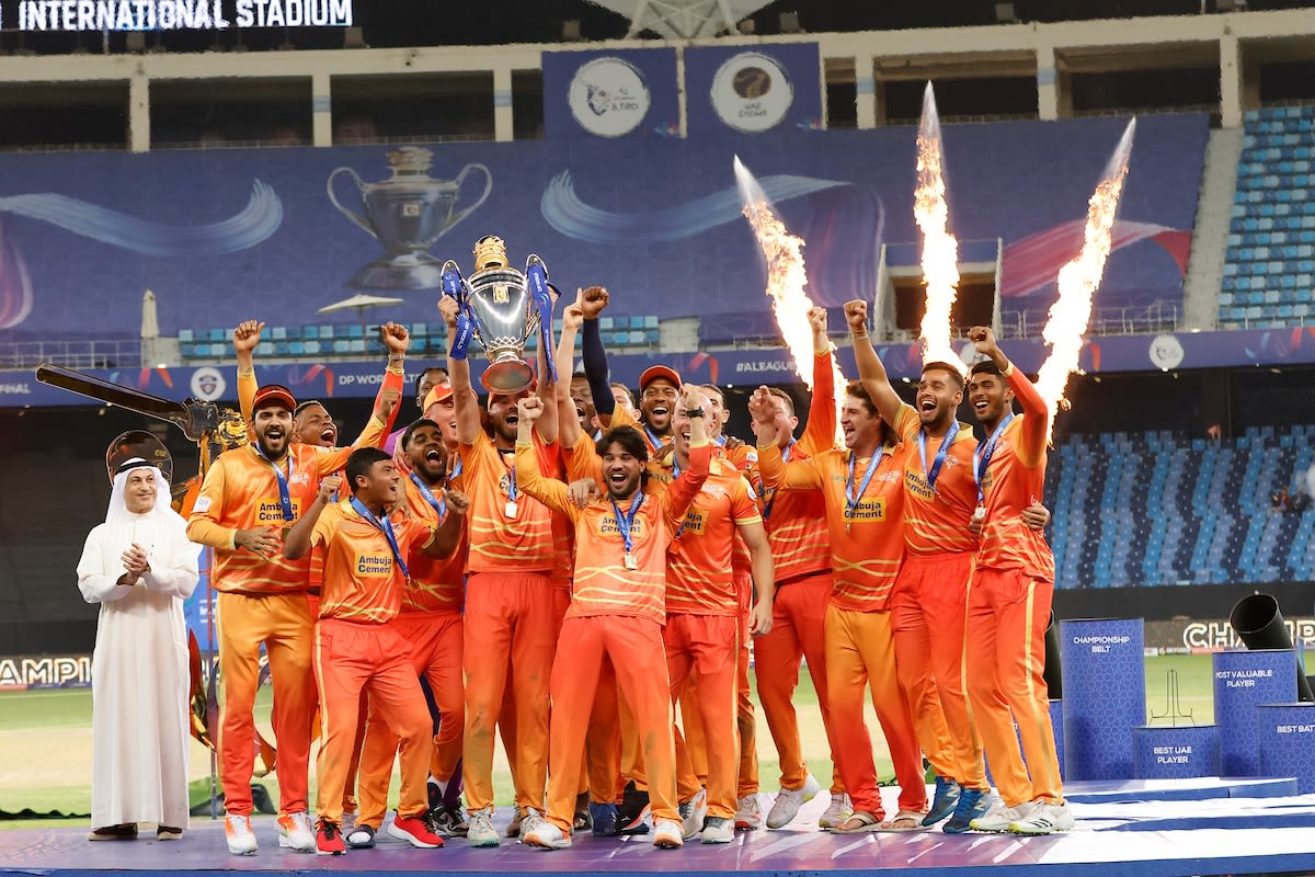 The Gulf Giants players celebrate with the ILT20 trophy | ESPNcricinfo.com