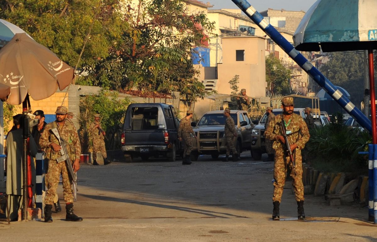 Paramilitary soldiers stand guard outside the police headquarters in ...