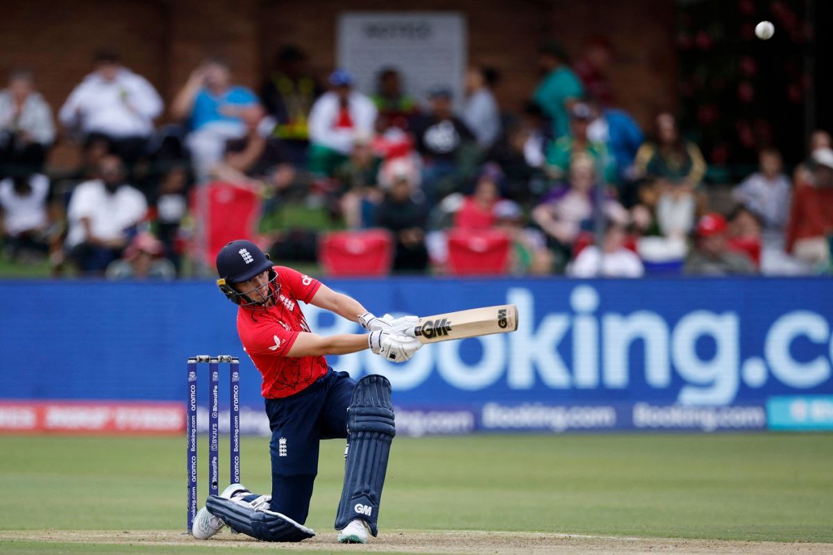 Amy Jones smokes one over cow corner | ESPNcricinfo.com