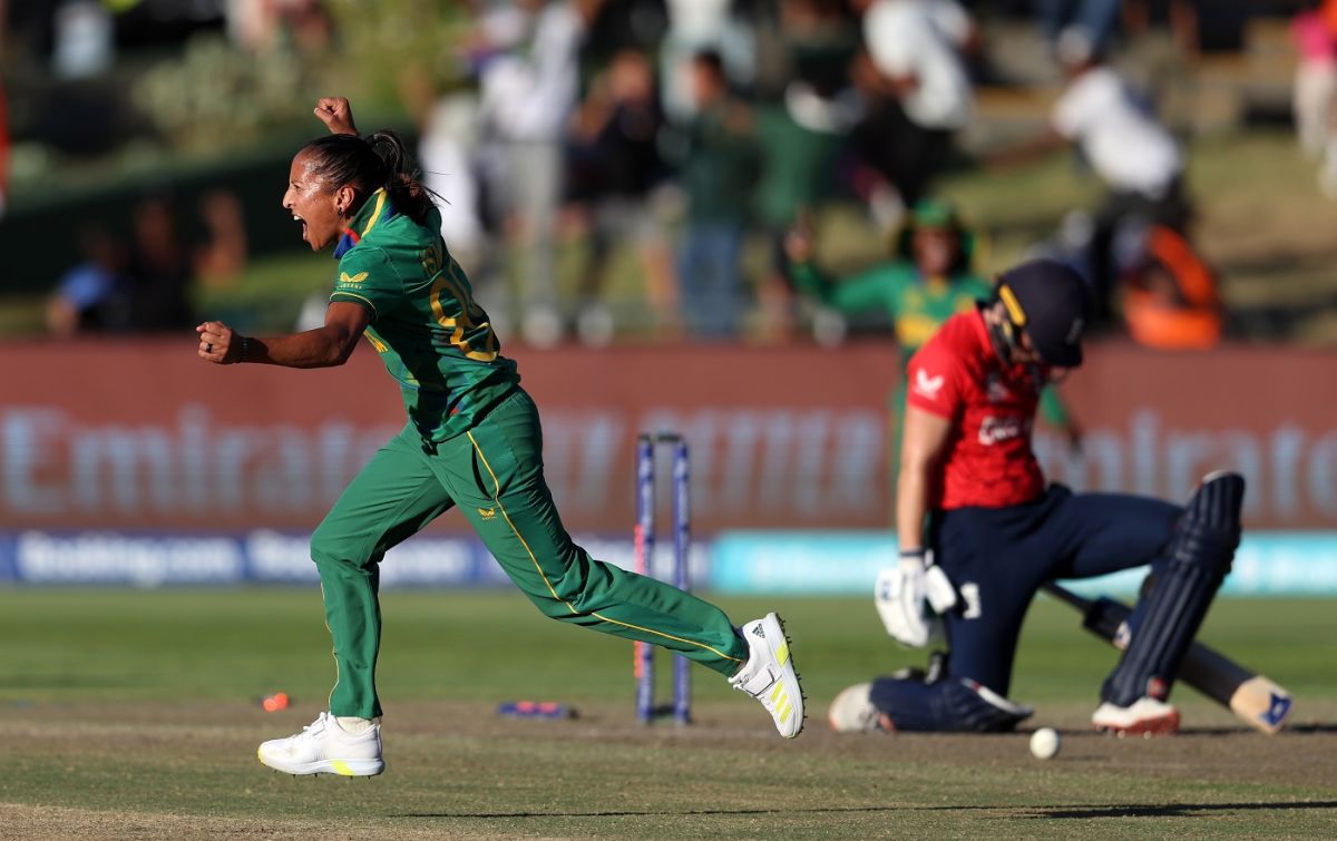 Shabnim Ismail celebrates the wicket of Heather Knight | ESPNcricinfo.com