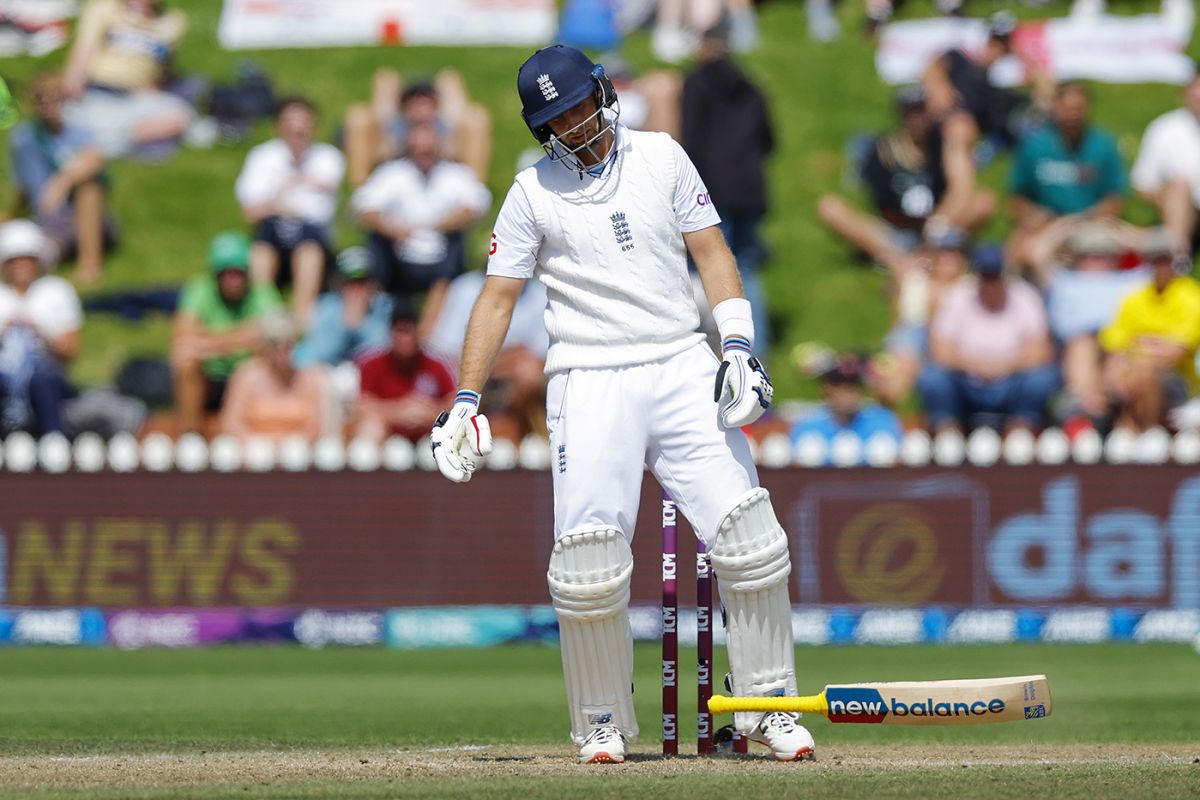 Joe Root drops his bat after falling for 95 | ESPNcricinfo.com