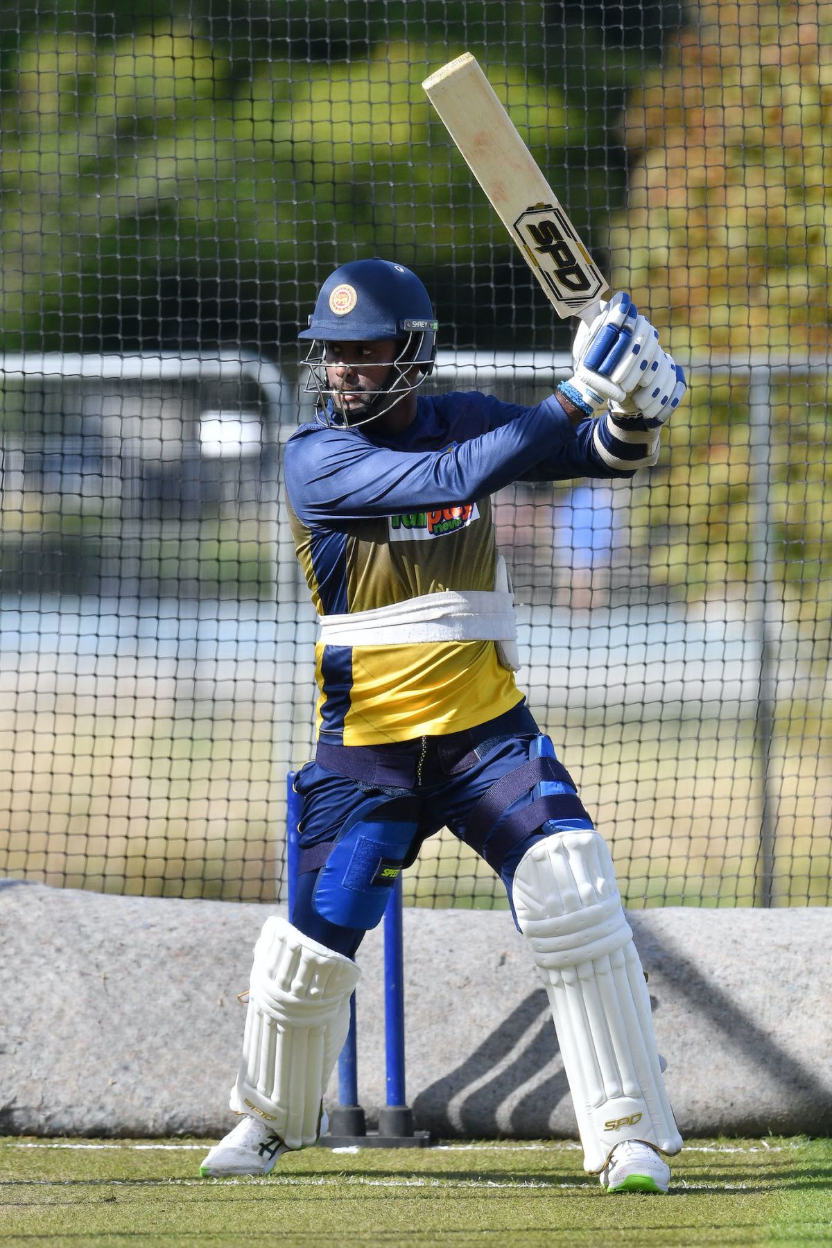 Chris Silverwood lends a mitted hand at practice | ESPNcricinfo.com