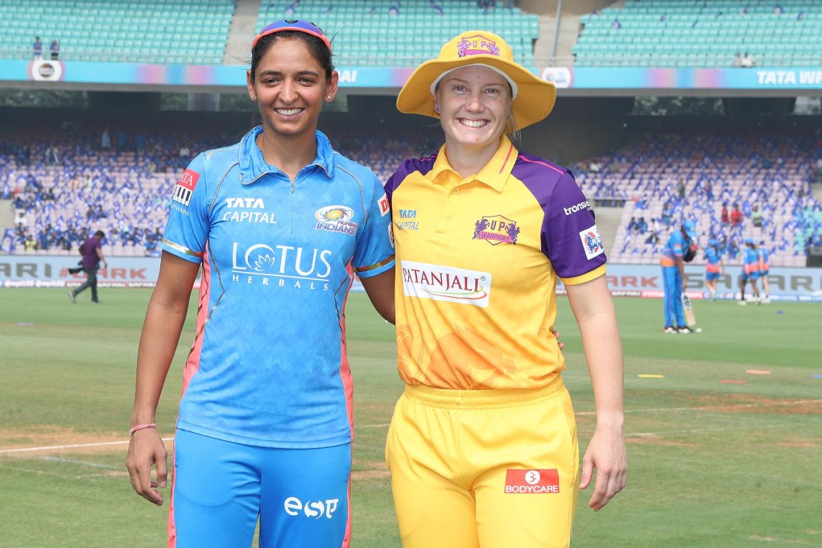 Harmanpreet Kaur and Alyssa Healy pose before the toss | ESPNcricinfo.com