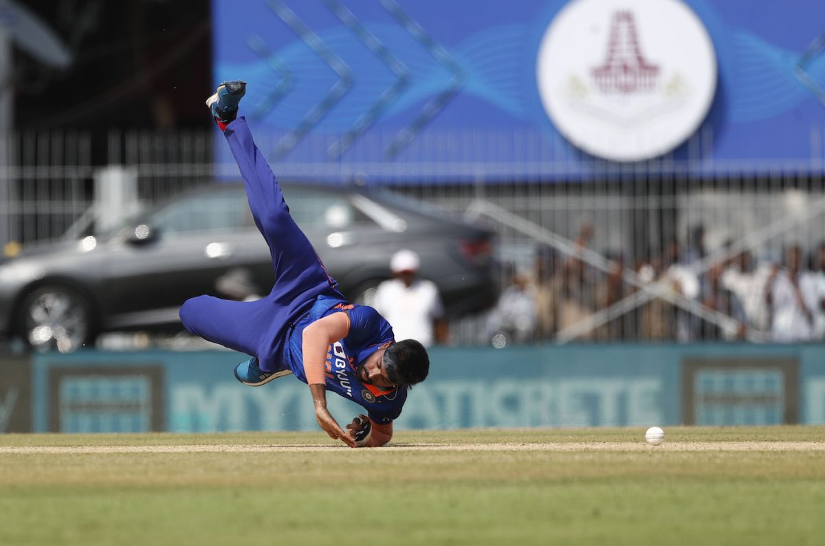 Hardik Pandya puts in a big dive off his own bowling | ESPNcricinfo.com