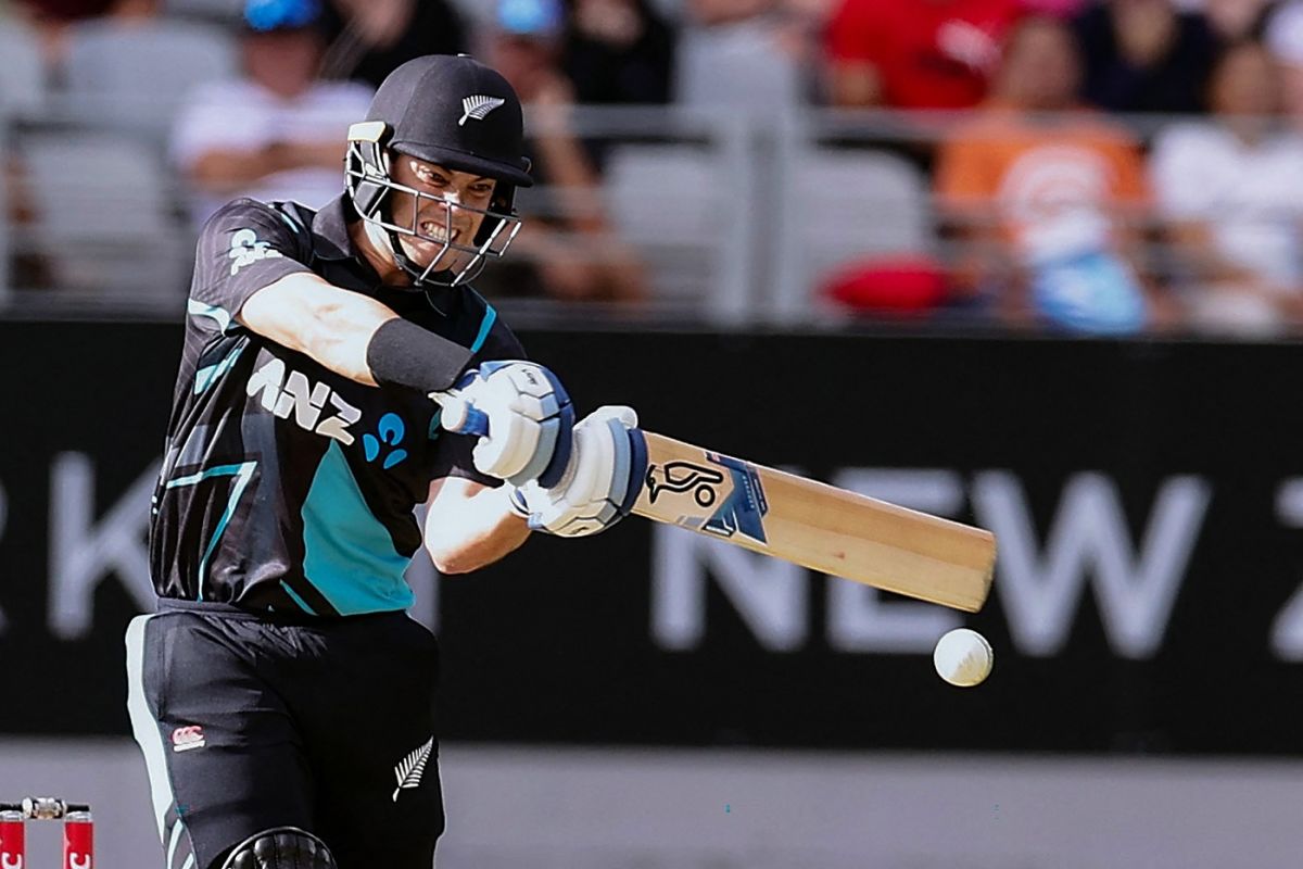 Daryl Mitchell shapes to pull | ESPNcricinfo.com