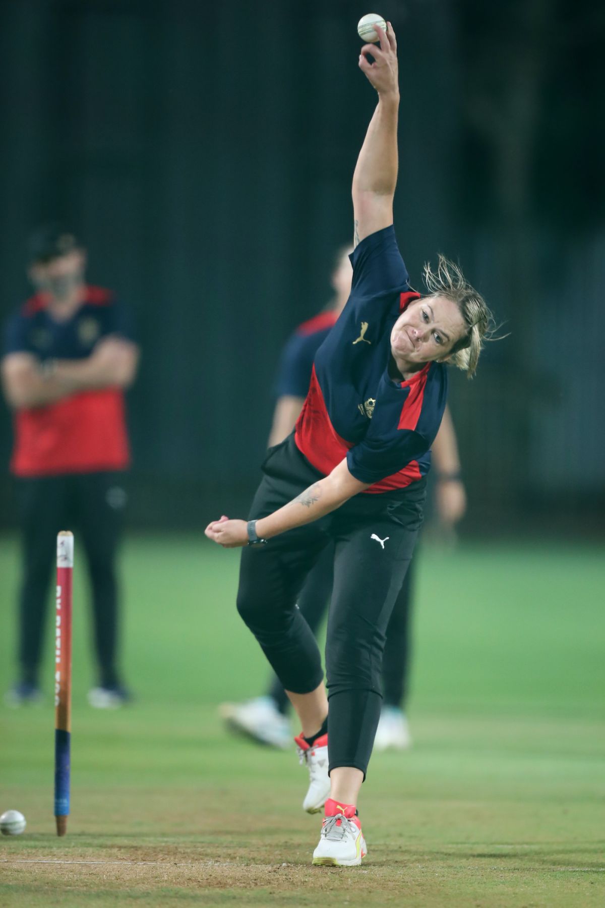 Heather Knight has a chat with Mike Hesson during the nets session ...