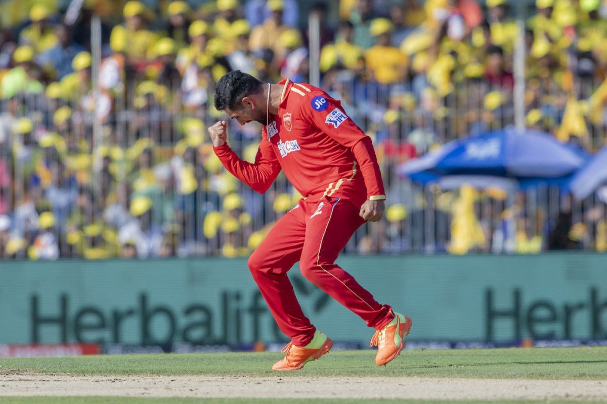 Sikandar Raza picked up the first wicket of the day | ESPNcricinfo.com