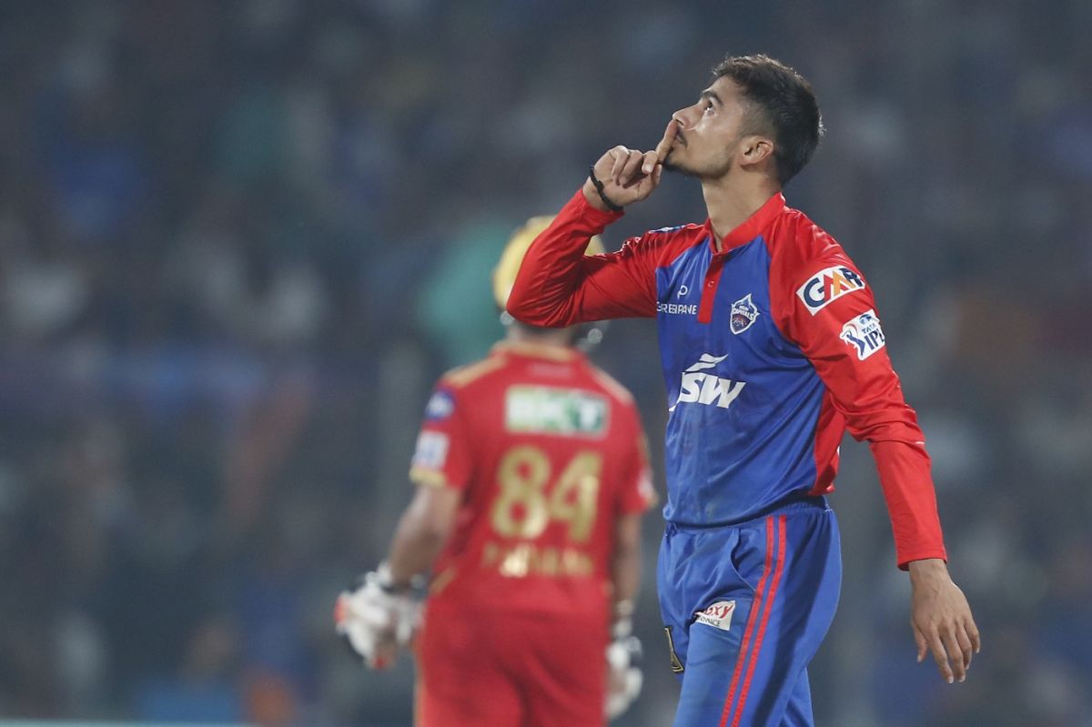 Ricky Ponting gestures in the dugout | ESPNcricinfo.com