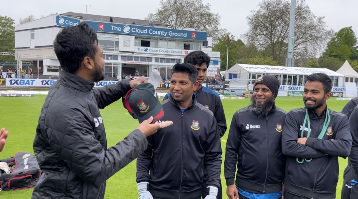 Shakib Al Hasan hands Mrittunjoy Chowdhury a debut cap | ESPNcricinfo.com Shakib Al Hasan hands Mrittunjoy Chowdhury a debut cap | ESPNcricinfo.com