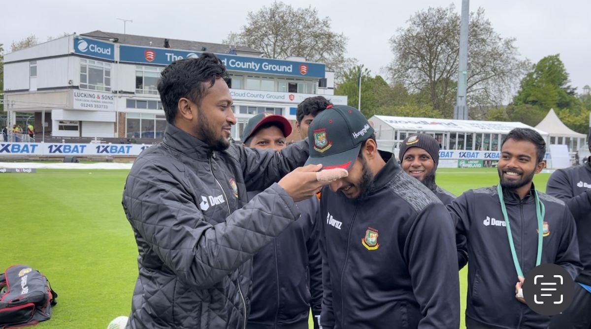 Shakib Al Hasan hands Mrittunjoy Chowdhury a debut cap | ESPNcricinfo.com Shakib Al Hasan hands Mrittunjoy Chowdhury a debut cap | ESPNcricinfo.com
