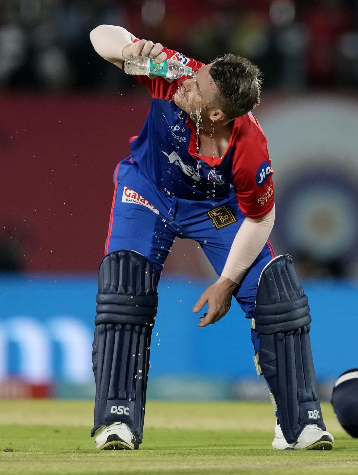 David Warner hydrates his face by pouring water on it | ESPNcricinfo.com
