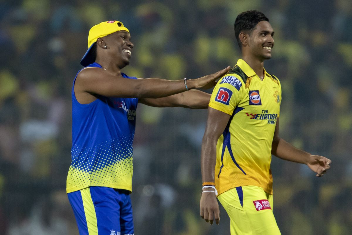 MS Dhoni and Hardik Pandya shake hands after the game | ESPNcricinfo.com