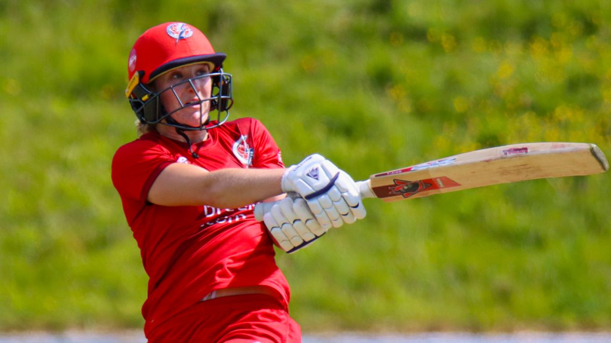 Fi Morris drives a six over long-on | ESPNcricinfo.com