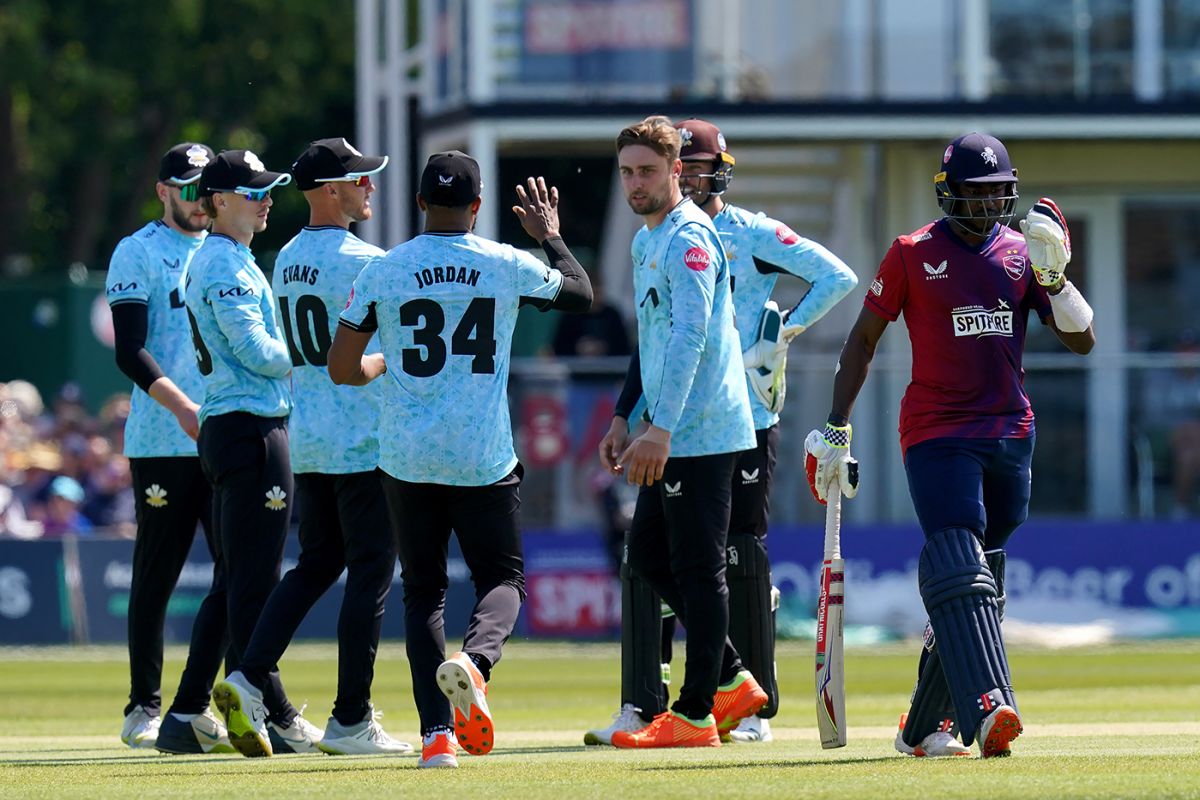 Fi Morris drives a six over long-on | ESPNcricinfo.com