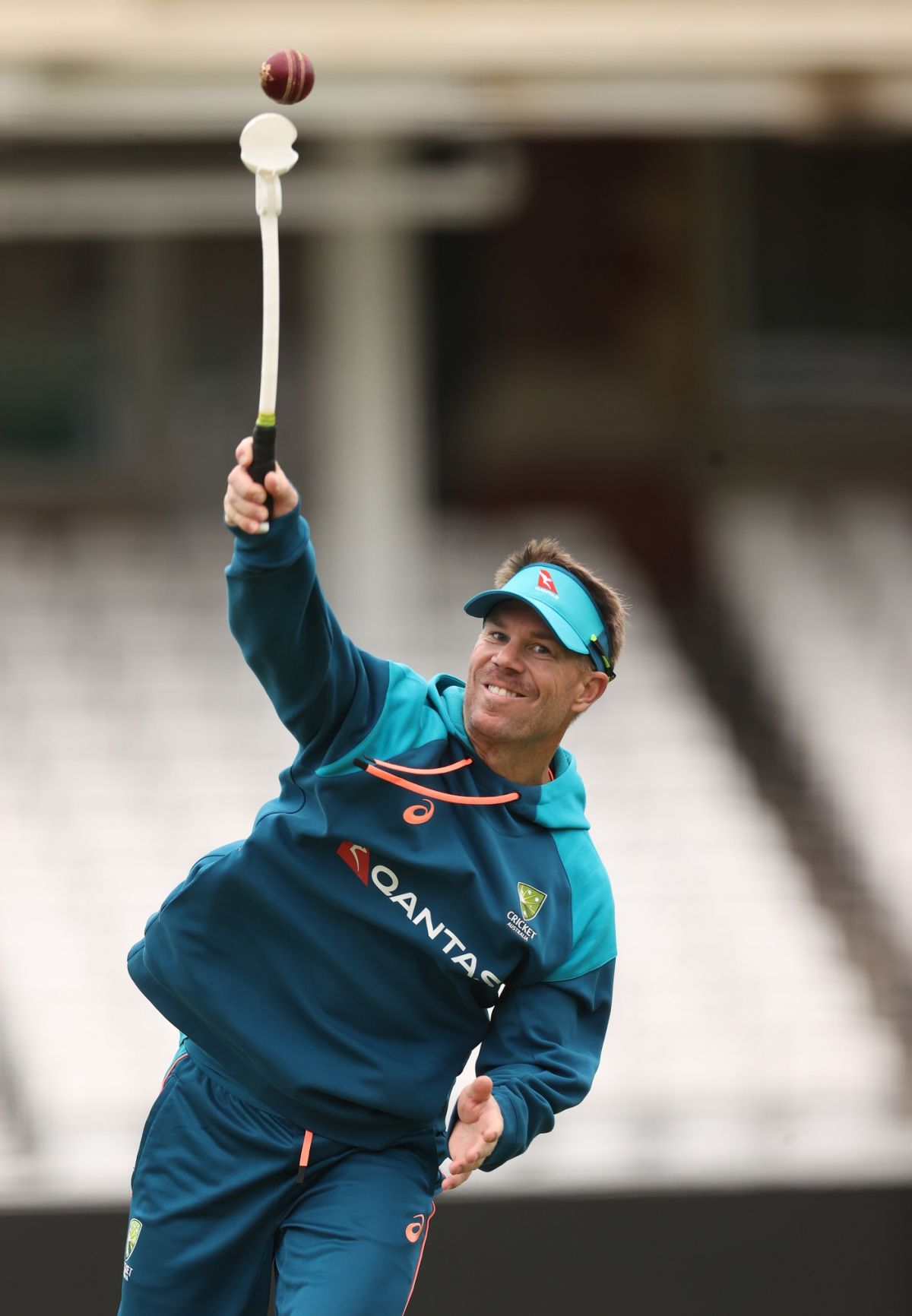 David Warner tries his hand at the throwing stick | ESPNcricinfo.com