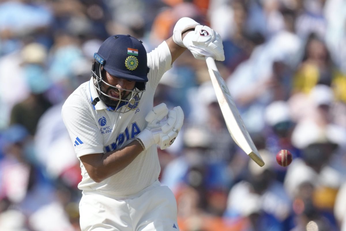 Cheteshwar Pujara tries to determine the possibility of a run ...