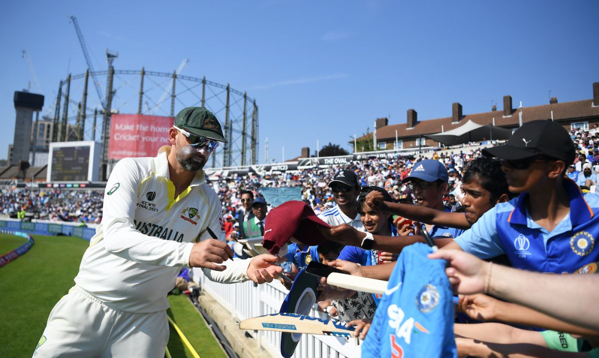 Nathan Lyon signs autographs for some Indian fans | ESPNcricinfo.com