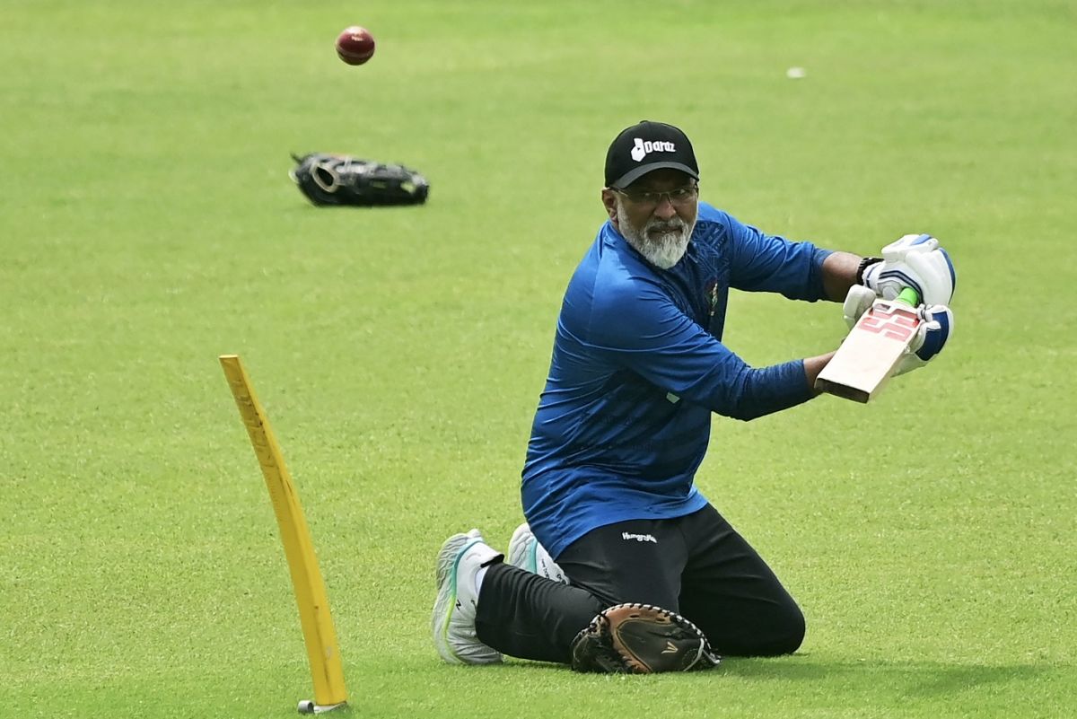 Chandika Hathurusinghe gives Bangladesh players slip-catching practice ...