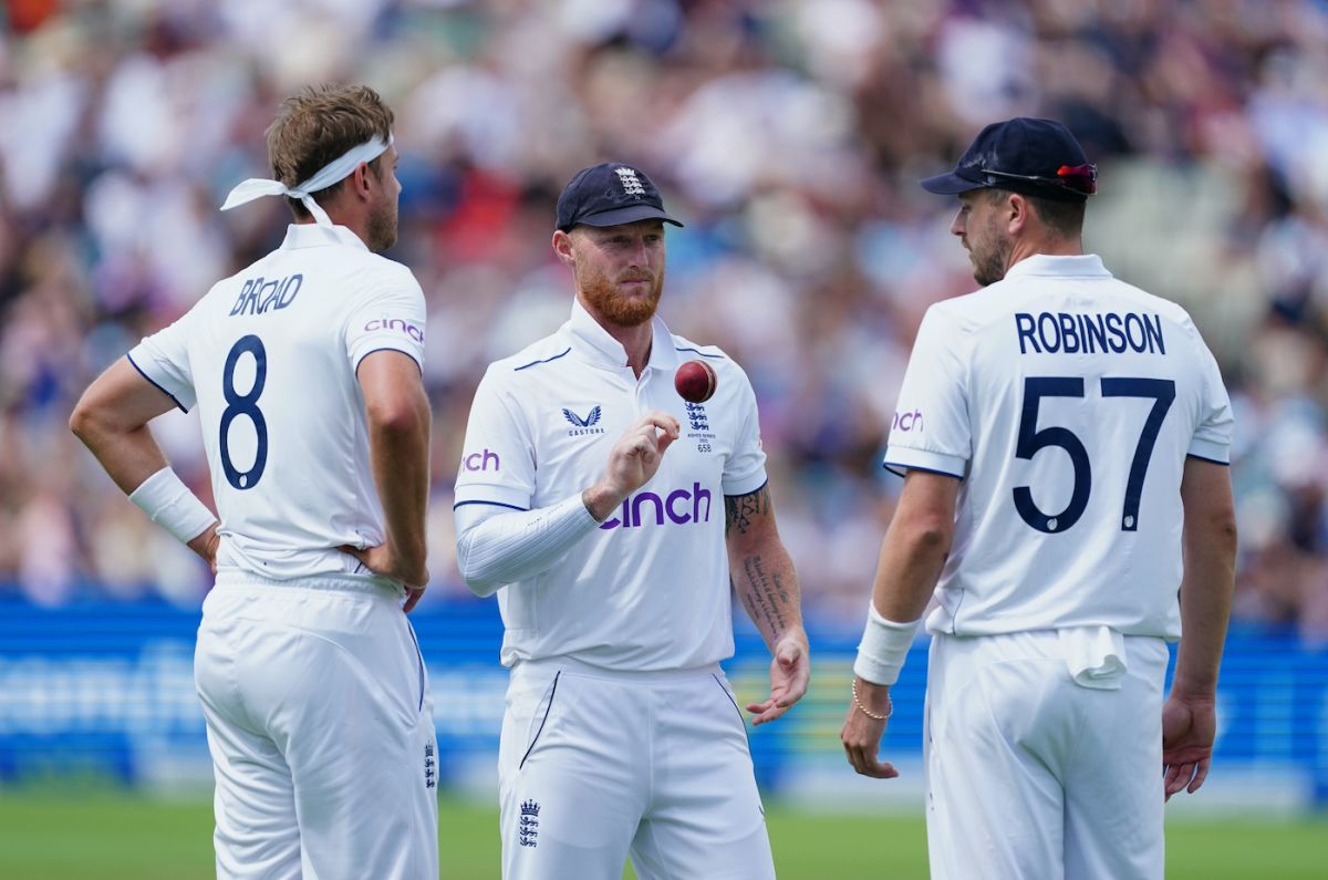 Stuart Broad, Ben Stokes, and Ollie Robinson strategise | ESPNcricinfo.com