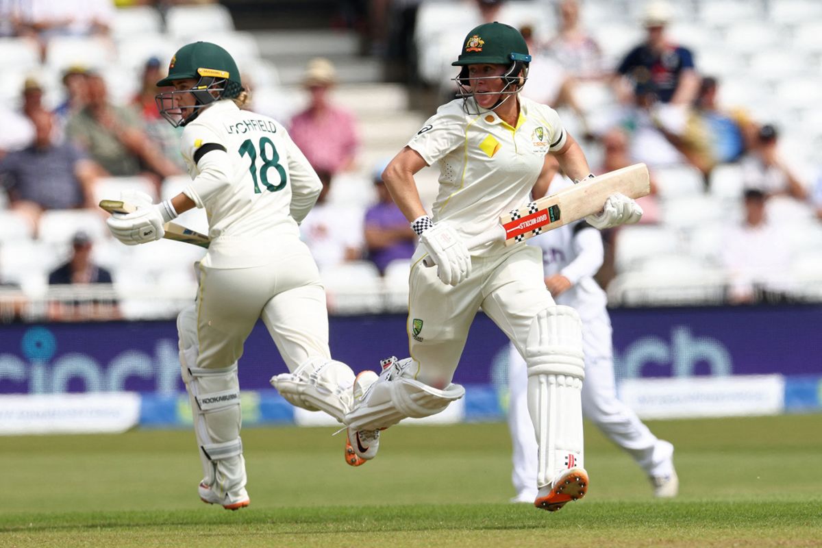 Enid Bakewell rings the five-minute bell | ESPNcricinfo.com
