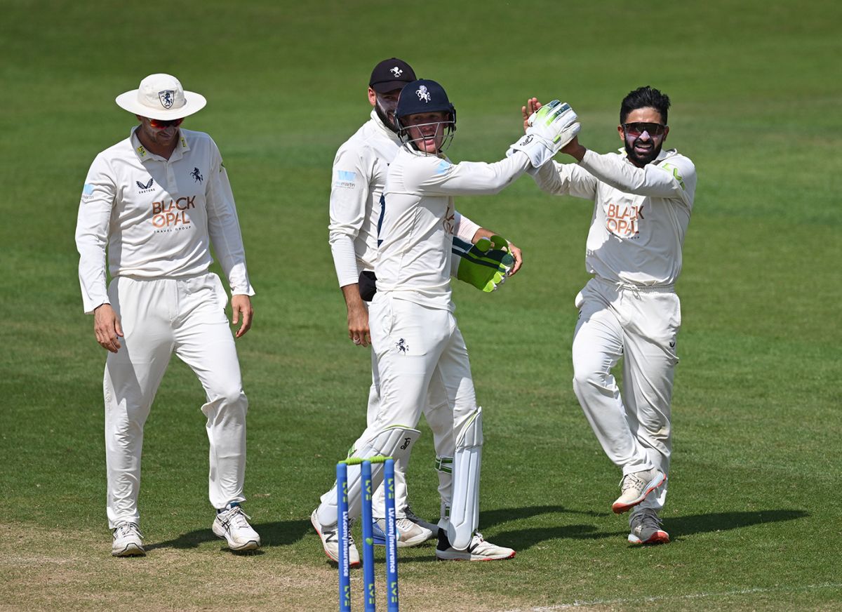 Hamidullah Qadri is congratulated by his team-mates | ESPNcricinfo.com