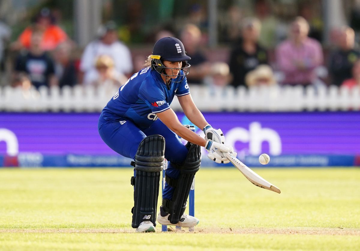 Kate Cross nailed a lap-sweep to relieve the tension | ESPNcricinfo.com