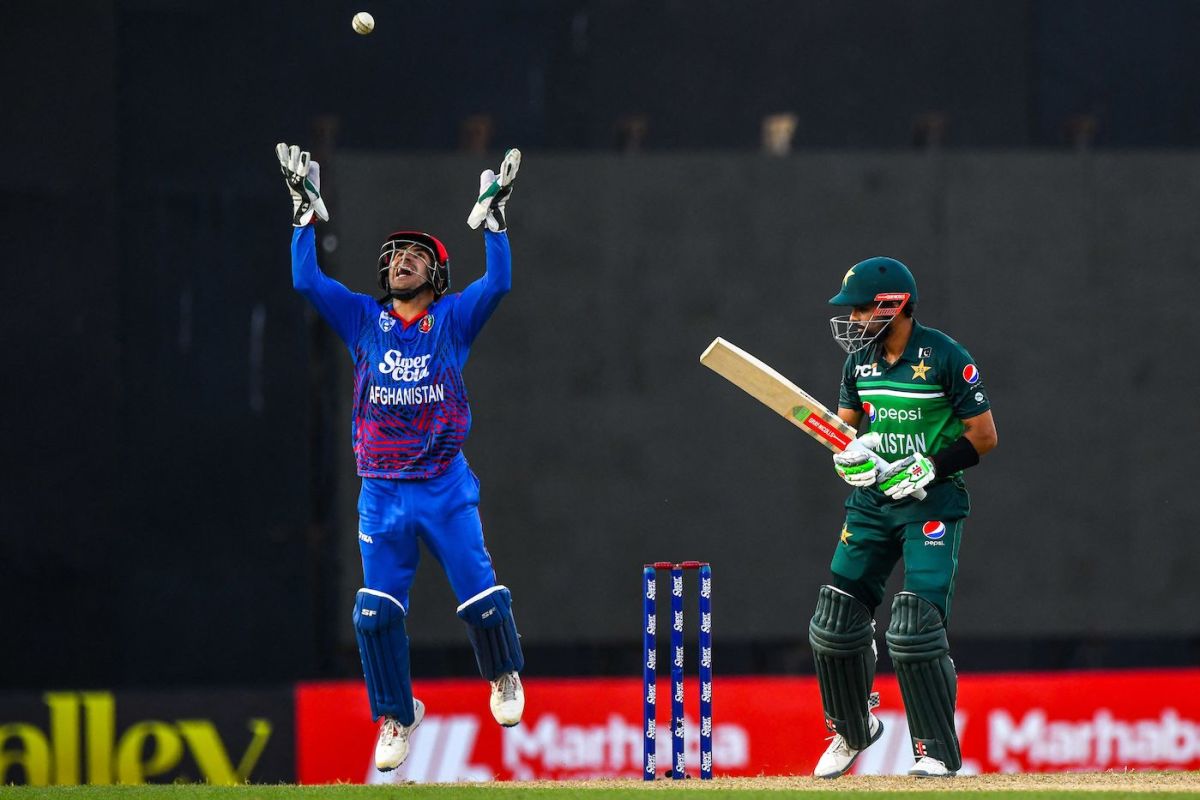 Rahmanullah Gurbaz took a sharp catch to dismiss Babar Azam ...