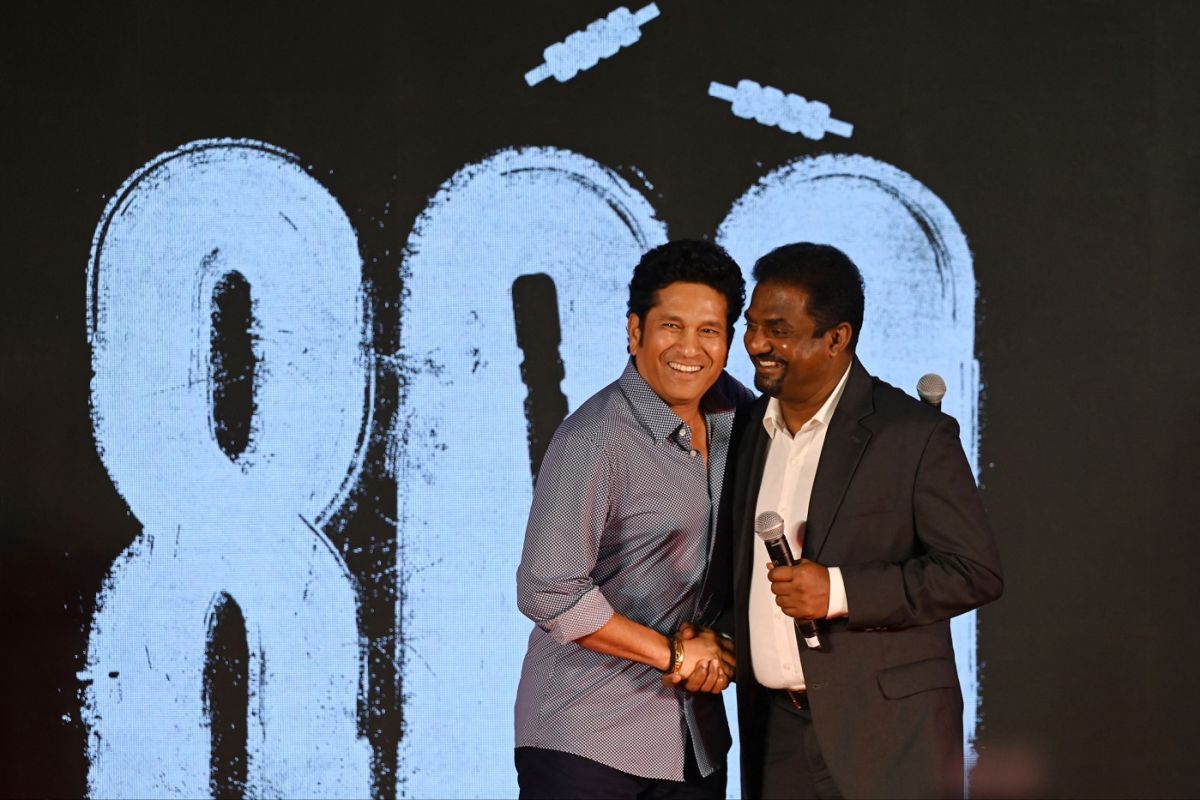 Muthiah Muralidaran shares a light moment with Sachin Tendulkar at the ...