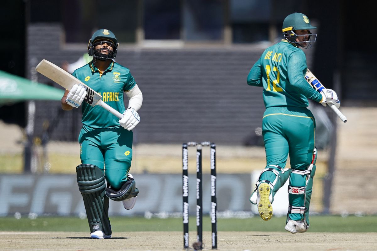 Temba Bavuma and Mitchell Marsh pose with the ODI-series trophy ...