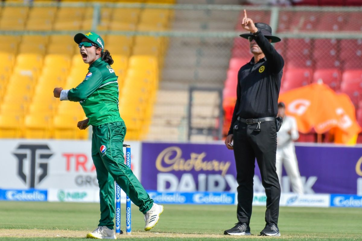 Laura Wolvaardt plays a picture-perfect cover drive | ESPNcricinfo.com
