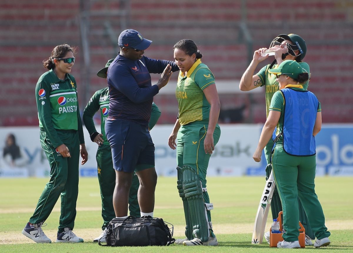 Lara Goodall retired hurt briefly | ESPNcricinfo.com