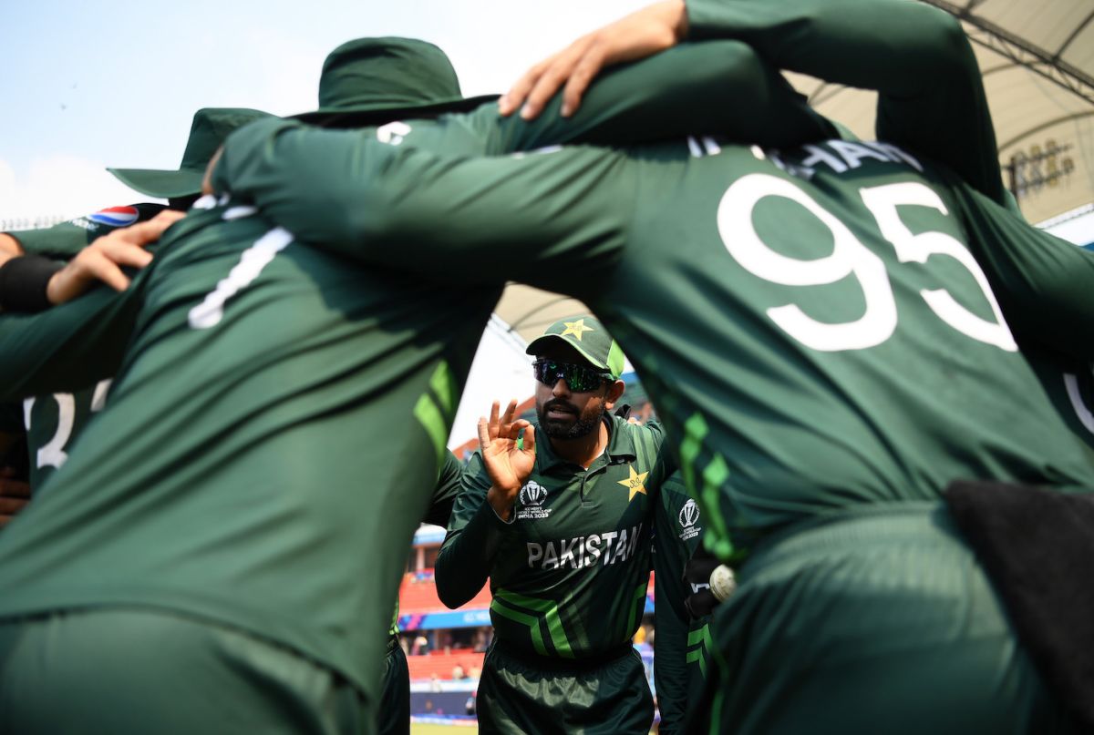 Babar Azam talks to his team during the huddle | ESPNcricinfo.com