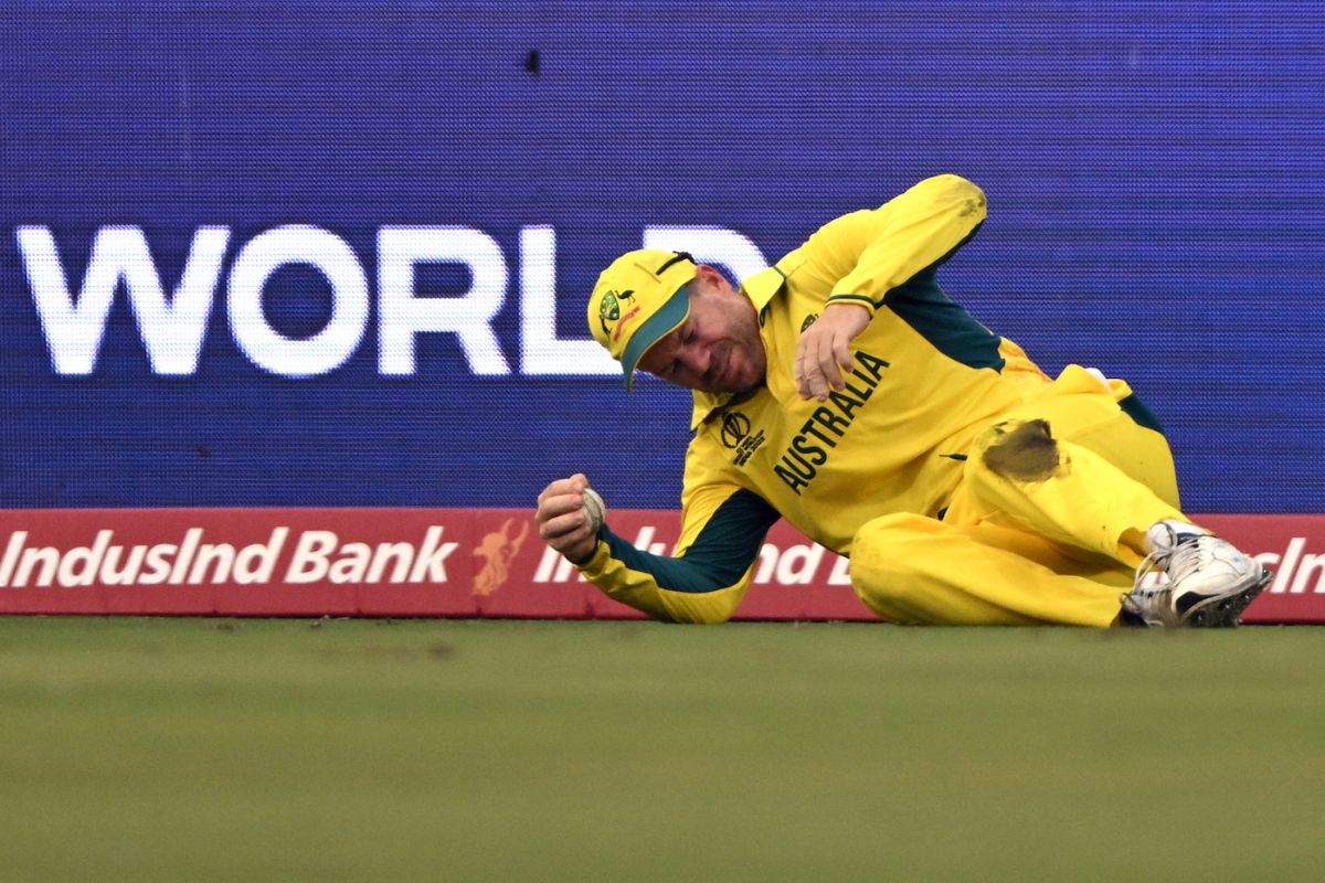 David Warner took Kusal Mendis' catch despite his knee sticking in the ...