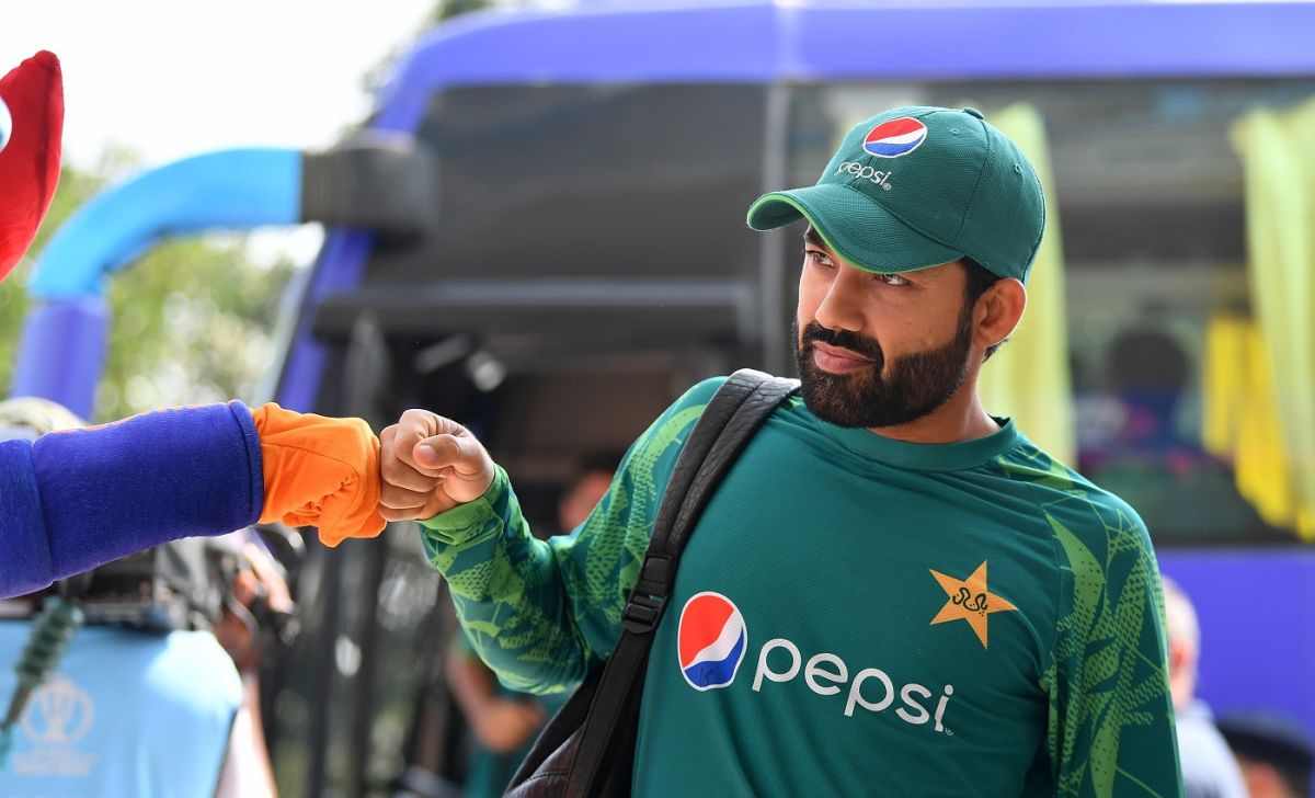 Mohammad Rizwan makes his way into the ground | ESPNcricinfo.com