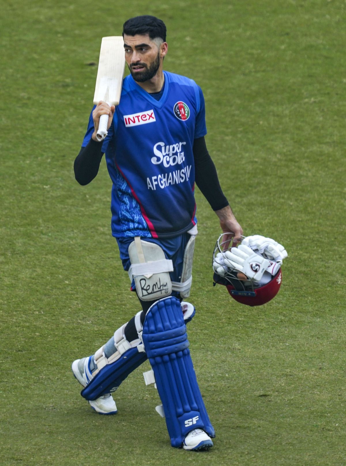 Usman Khawaja displays the dove and olive branch symbol at the BBL ...