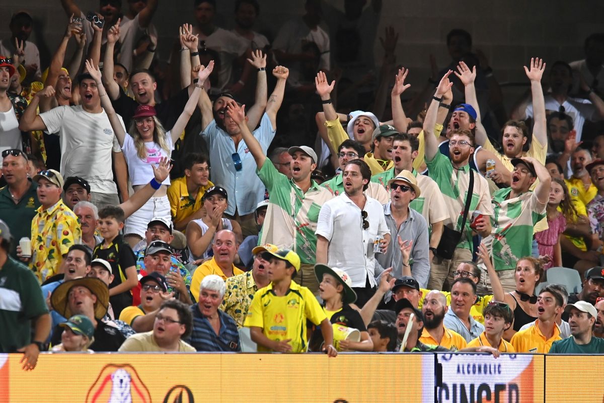 Hurrah! The crowd at the Gabba was in full swing | ESPNcricinfo.com