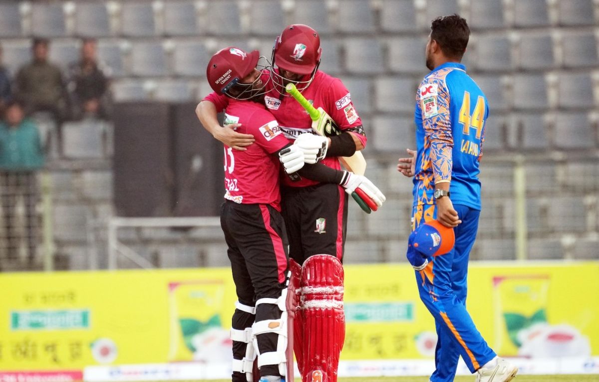 Shoaib Malik hugs Mehidy Hasan Miraz after the win | ESPNcricinfo.com