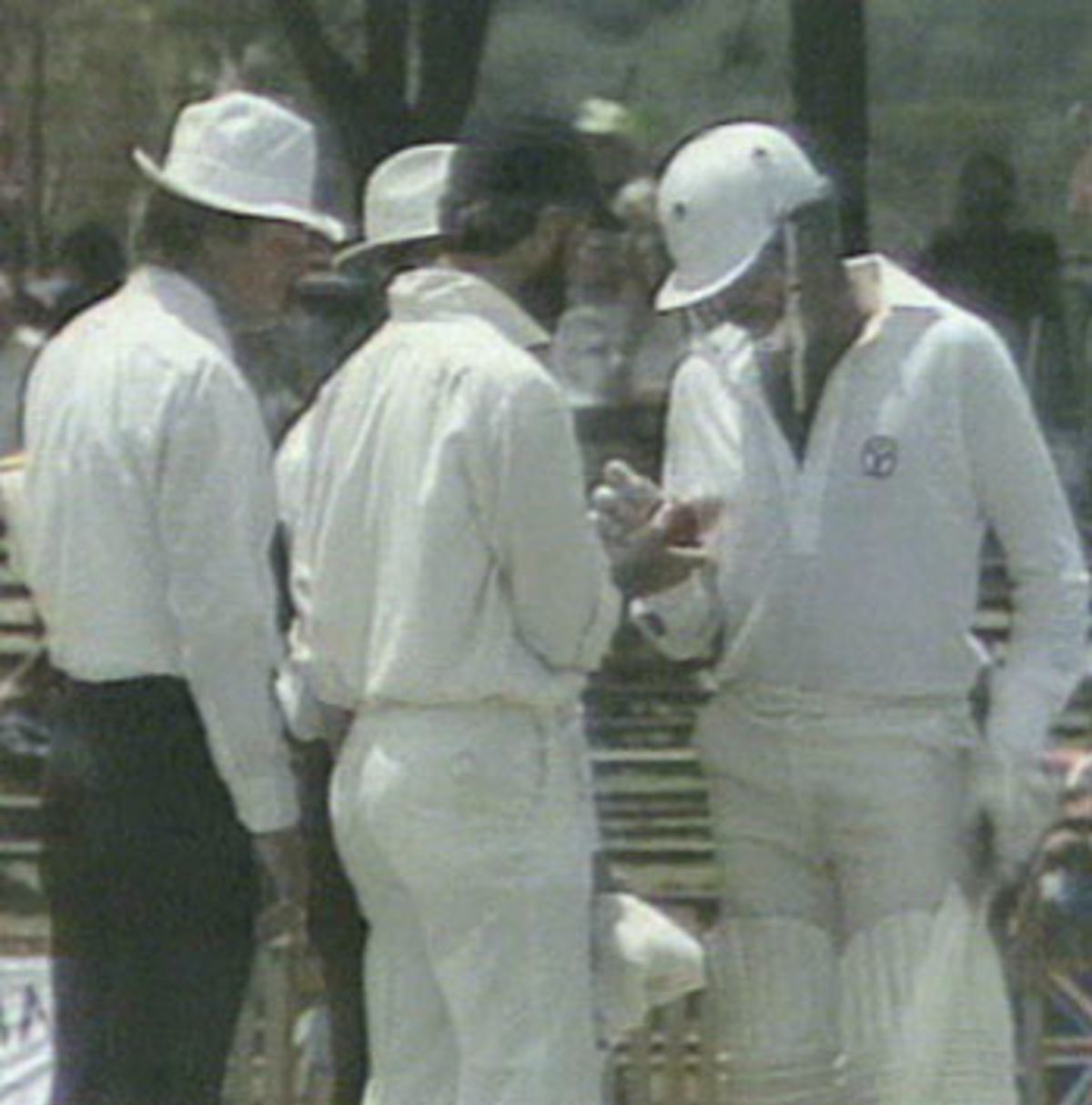 Dennis Lillee argues with Mike Brearley over the legality of Lillee's ...